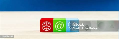 연락처 정보 아이콘이있는 세 가지 색상의 나무 블록으로 고객 서비스 이미지의 넓은 보기 상징에 대한 스톡 사진 및 기타 이미지 상징 전자메일 Istock