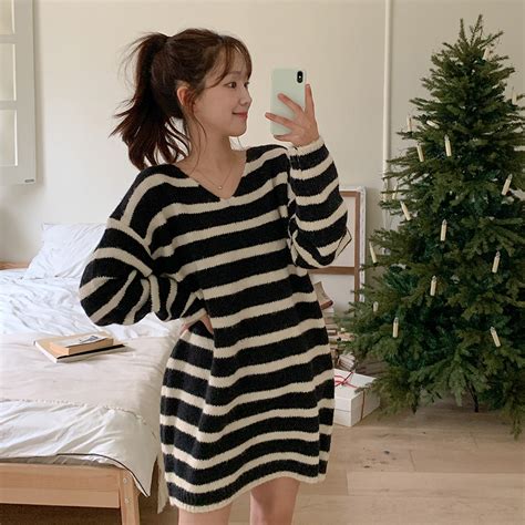 아더먼데이 여리여리핏☃️도톰 헤어리 스트라이프 브이넥 니트원피스 연말룩 데이트룩 여친룩 롱니트 하의실종