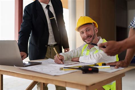 건설 현장을 개조하는 토목 건설 팀 건축 계획 건설 프로젝트를 스케치하는 엔지니어 녹색 에너지 개념 3 명에 대한 스톡 사진 및 기타 이미지 Istock