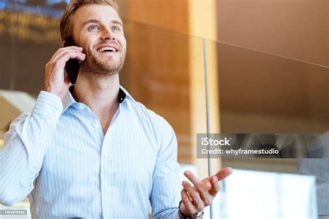 계단에 걷는 성공적인 똑똑한 백인 사업가 행복과 열정적 인 현대 사무실 배경과 통신 하는 스마트 폰과의 통신 건축에 대한 스톡 사진 및 기타 이미지 Istock