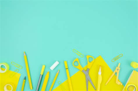 상단보기 모의 노란색 고정 학교 용품 파란색 배경에 텍스트의 공간을 복사합니다 학교 컨셉 프레임으로 돌아가기 가위에 대한 스톡 사진 및 기타 이미지 Istock