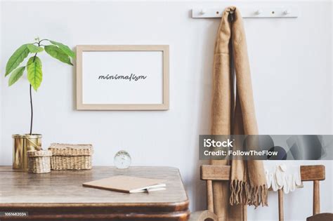 주방 공간 프레임 짚 상자 아보카도 식물 및 노트북 모의와 작은 테이블을의 세련 된 인테리어 디자인 최소한의 인테리어 흰