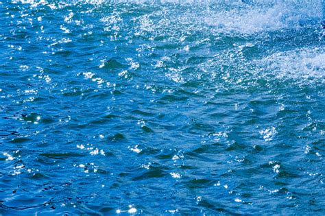 텍스처 배경 패턴입니다 물 수영장 분수대에서 스프레이 수직 높은 간헐천 촬영 스프레이 뿌려 기능 장식 내뿜는 분수 풀 고여 있는 물에 대한 스톡 사진 및 기타 이미지