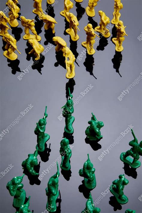 미니어쳐 사회이슈 주제 정치 컨셉심볼 심볼 전쟁 싸움 전쟁터 인조공간 갈등 대결 컨셉 글로벌 지구촌 희생자 저지하기 홀딩 War