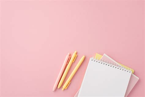 학교 개념으로 돌아 가기 빈 공간이있는 고립 된 분홍색 배경에 노트북과 펜이 쌓인 학교 용품 상단보기 사진 0명에 대한 스톡 사진 및 기타 이미지 Istock