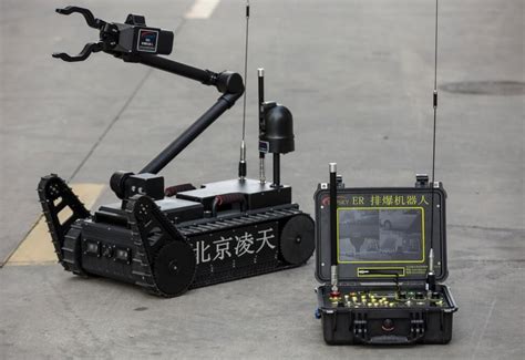 Long Control Distance Mini Eod Robot 80kg Weight Counter Terrorism Equipment