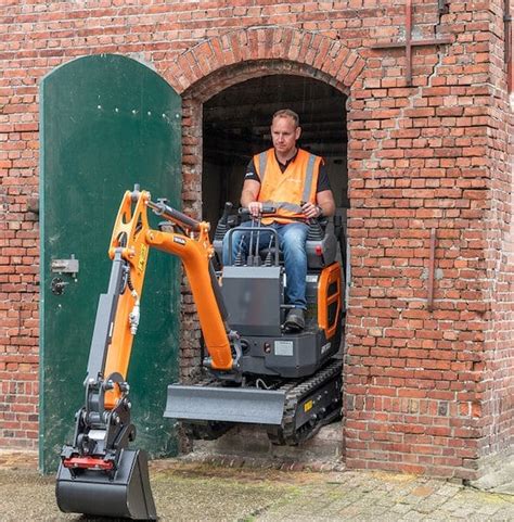 Develon Debuts New 1t High Performance Mini Excavator
