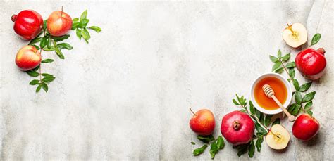 로쉬 하샤나 유대인 설 연휴 석류 꿀 사과의 상징으로 인사하는 배너 밝은 돌 배경에 전통적인 기호 공간을 복사합니다 개념에 대한 스톡 사진 및 기타 이미지 Istock