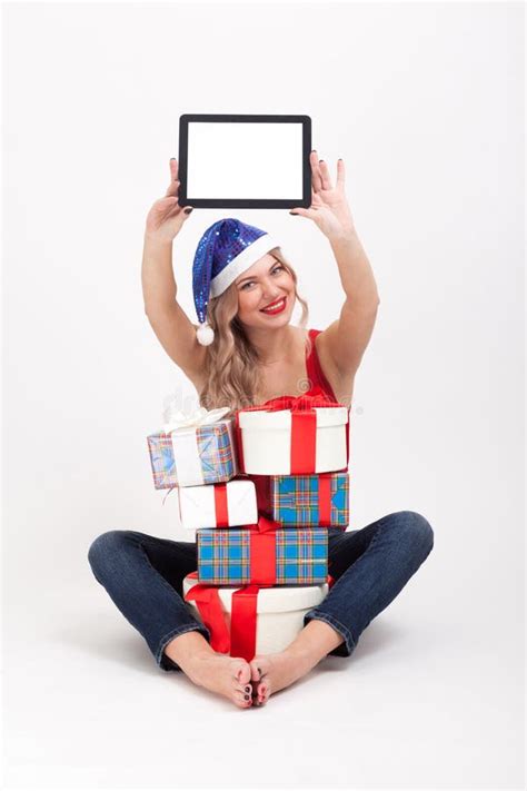 Het Mooie Blonde Met Grote Borsten Zit Op Een Witte Rug Stock Foto Image Of Vertoning Blond