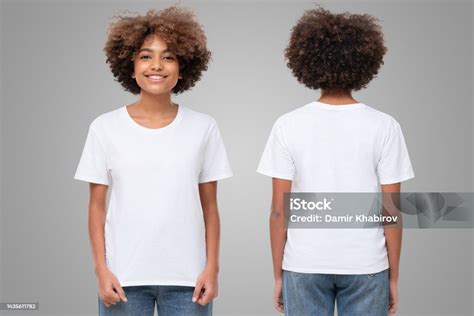 회색 배경에 복사 공간이있는 빈 티셔츠를 입은 아프리카 소녀의 앞면과 뒷면보기 T 셔츠에 대한 스톡 사진 및 기타 이미지 T 셔츠 형판 흰색 Istock