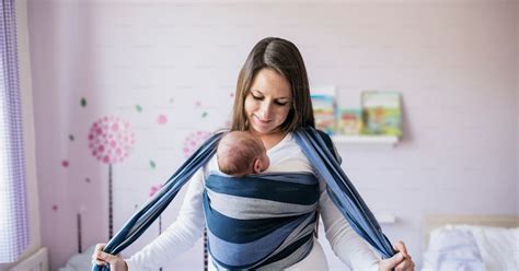 갓 태어난 아기 아들을 침실에서 슬링으로 감싸는 아름다운 젊은 어머니 사진 Unsplash의 어머니와 아들 이미지