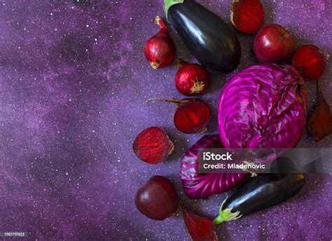 보라색 배경에 보라색 과일과 야채 양배추 사과 보라색 양파 사탕무 가지 같은 색깔의 신선한 농장 채소와 과일 맨 위 보기 복사