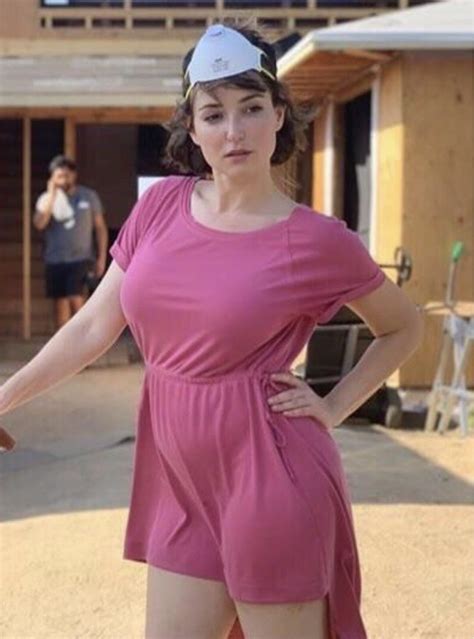 Remember The Hot Atandt Girl Milana Vayntrub Looks Like Shes Been Stacking Some Lbs Scrolller