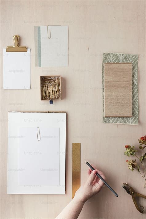 왼손에 연필을 들고 있는 사람 사진 Unsplash의 모형 이미지