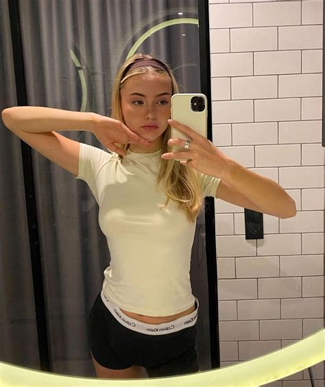 Annie Annie Shr Posted On Instagram Jan At Pm Utc Mujeres Moda De Ropa Moda