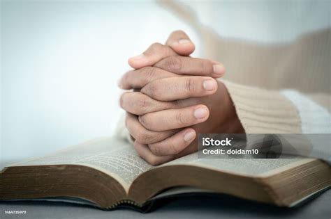 일몰 시간에 현대 집에서 무릎을 꿇고 기도하는 여자 하느님께 드리는 여성 가톨릭 기도 예배는 믿음으로 새벽에 가정에서 더 나은 삶을 기원합니다 무릎을 꿇고 있는 숭배자들의