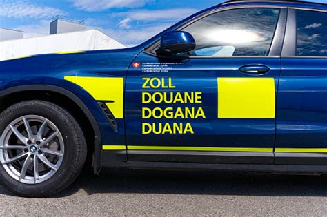 스위스 취리히 클로 텐 공항 화창한 늦여름 날에 스위스 공항 세관 파란색 Bww Suv 자동차의 측면 0명에 대한 스톡 사진 및 기타 이미지 Istock