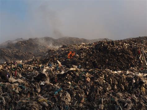 Foto Kondisi Tpa Putri Cempo Solo Di Hari Ketiga Kebakaran Mettanewsid