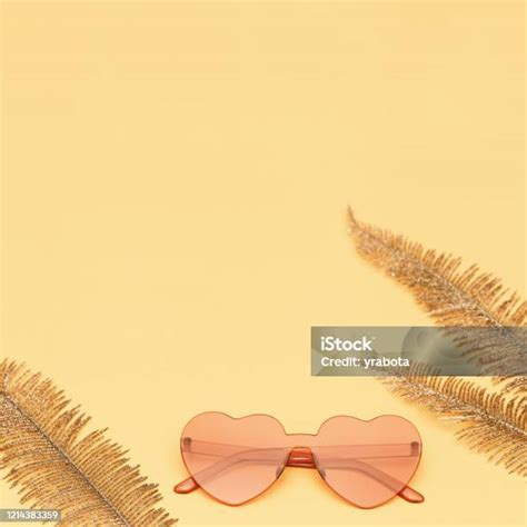 종이 배경에 현대적인 선글라스와 창조적 인 상단보기 하트 모양의 안경 파스텔 컬러 최소한의 여름 개념 복사 공간이있는 평평한 누워 개념에 대한 스톡 사진 및 기타 이미지
