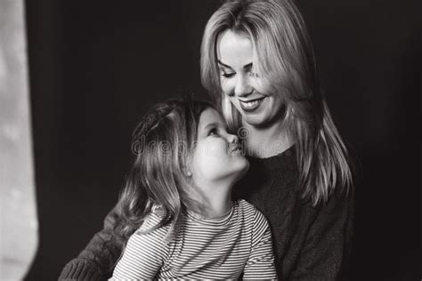 Retrato Blanco Y Negro De La Madre Y De La Hija Hembra Hermosa Niña Con