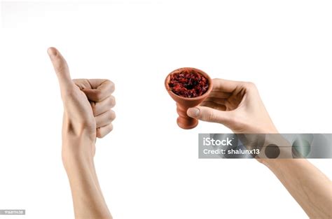 물 담 뱃 대 주제 흰색 바탕에 절연 물 담 뱃 대에 담배와 점토 그릇 들고 바텐더 갈색에 대한 스톡 사진 및 기타 이미지 갈색 건강한 식생활 글리세롤 Istock