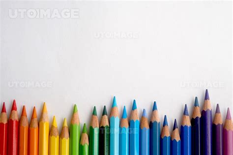 색색깔의 색연필로 만들어진 배경 Color Songe 사진 배경 미술 색연필 무지개 색 색깔 색채 그라데이션