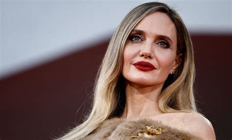 لإطلالة بسيطة وأنيقةاستوحي من إطلالات انجلينا جولي في البند