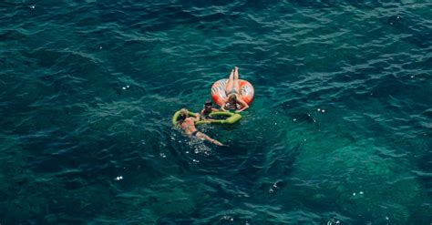 고요한 공중 관광 달래는 따뜻한 날씨 떠 있는 레저 레크리에이션 맑은 물 모험 물 바다 수면 수영 수영복 수영하는 사람 야외에서 여름 여성