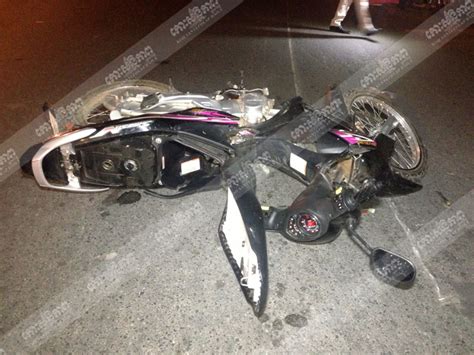 រថ យន្ត ប្រាដូ បោះ ពួយ លឿន ទៅ បុក ម៉ូតូ ស្មាស់ នៅ ផ្លូវ បែក ជា បី របួស ធ្ងន់ ២នាក់ រួច បើក គេច