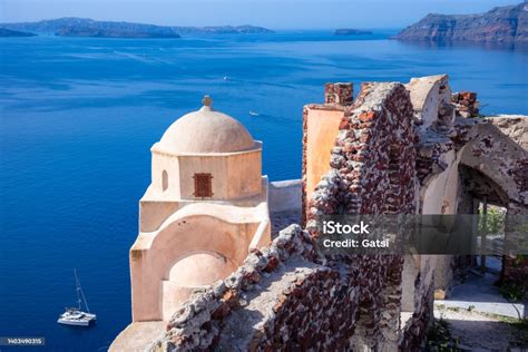 산토리니 섬 그리스 에게 해 칼데라 위에 푸른 돔이 있는 전통적이고 유명한 주택과 교회 0명에 대한 스톡 사진 및 기타 이미지 0명 건축 건축물 Istock