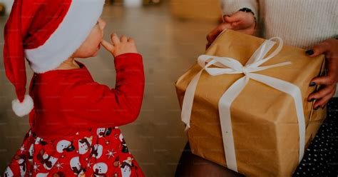 가방을 들고 있는 사람 사진 Unsplash의 크리스마스 선물 이미지