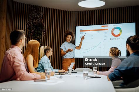 비즈니스 미팅 중 프리젠 테이션 재무 수치를 보여주는 아프리카 사업가 프리젠테이션 연설에 대한 스톡 사진 및 기타 이미지