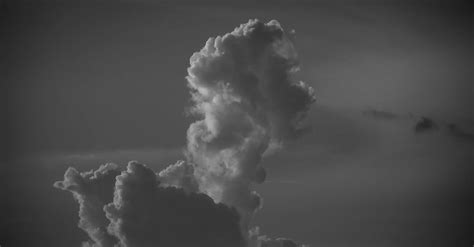 계절 고요한 공중 구름 구름 경치 그림자 기상학 기후 날씨 날씨 패턴 높이 솟은 뇌우 느린 동작 다크 클라우드 대기의 대소동 대형 드라마틱한