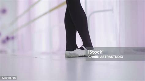 발레리나 춤 스튜디오에서 포인트 슈즈로 춤을 추는 여성 발레 댄서 Theatrical Performance에 대한 스톡 사진 및 기타 이미지 Theatrical