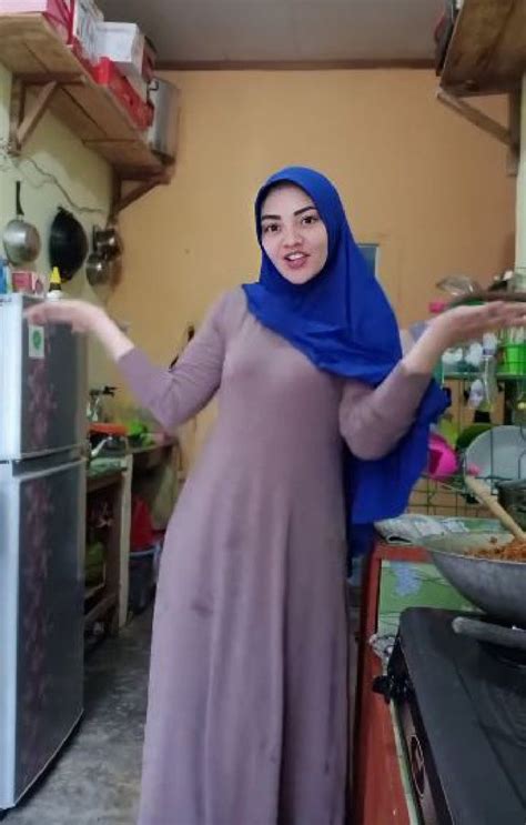Pin oleh Ronald Andhika di Baju untuk dipakai | Gaya hijab, Pakaian ...