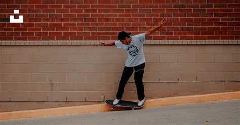 보도에서 스케이트보드 트릭을 하는 남자 사진 Unsplash의 무료 스케이트보드 이미지