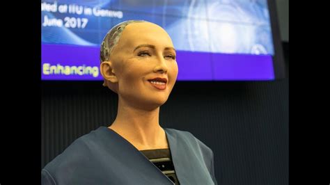 الروبوت صوفيا تمشي على ساقين في لاس فيغاس Youtube