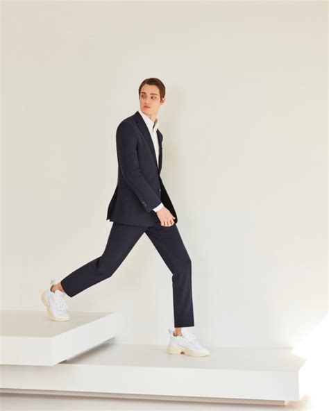 마에스트로 Maestro 옷차림에 산뜻함을 더하는 컬러 아이템 세련된 그레이 언제나 쿨한 블랙 안정적인 네이비 우아하고 절제된 스타일을 추구하는 신사의