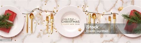 대리석 배경에 황금 칼 붙이와 크리스마스 접시 설정 새해 휴일 크리스마스 장식과 함께 축제 디자인 사실적인 3d 개체가 있는 테이블 배치 설정 템플릿입니다 벡터 일러스트