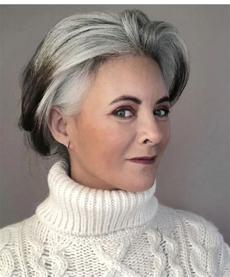20 Amazing Short Haircuts For Women Over 50 Valemoods