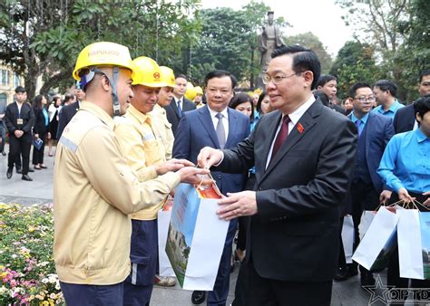 Chủ tịch Quốc hội Vương Đình Huệ thăm, chúc Tết Đảng bộ, chính quyền và nhân dân Thủ đô