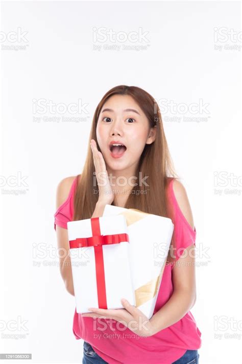 크리스마스 새해 발렌타인 데이 생일 축하 컨셉에 선물 상자를 들고 매력적인 아시아 여성 웃는 행복한 예쁜 소녀의 초상화는 흰색