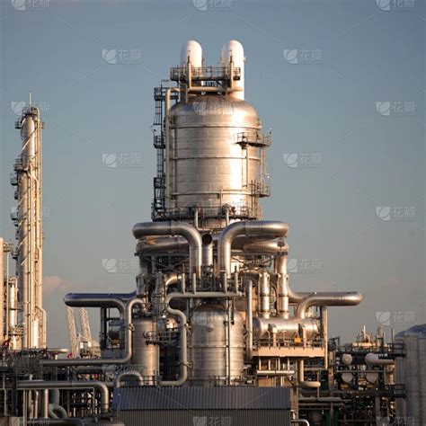 炼油厂 精炼厂 蒸馏酒厂 建筑结构 万里无云 荷兰 蒸馏塔 户外 储油罐 钢铁素材 花瓣网