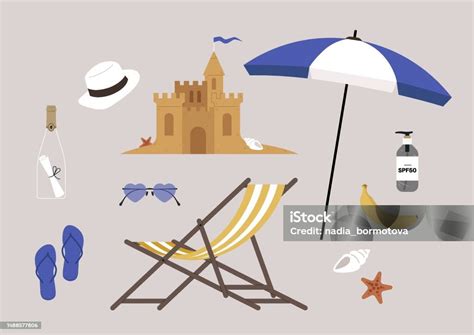 해변 여름 물건 세트 모래성 줄무늬 데크 의자 슬리퍼 한 켤레 Spf 필터 크림 한 병 바나나 모자 우산 개체 그룹에 대한 스톡