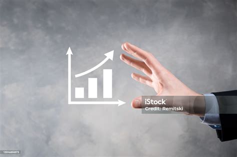긍정적 인 이익 성장과 그래프를 들고 사업가 남자 그의 사업에서 차트 긍정적 인 지표의 성장과 계획 그래프 성장더 많은 수익성과 성장 개념에 대한 스톡 사진 및 기타 이미지
