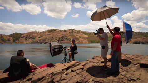 Should You Use Strobes Or Continuous Lights For Your Portrait Photos