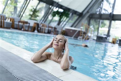 건강 스파에서 편안한 하루를 보내는 동안 온수 욕조에서 즐기는 젊은 아름다운 여성 사진 Unsplash의 수영 이미지