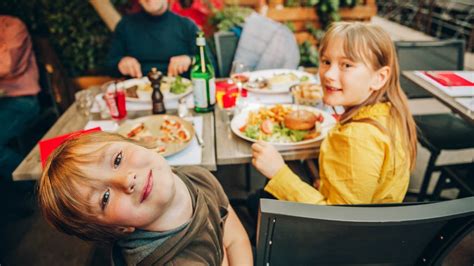 Siblings Want To Split Lunch Bill Equally Even Though Sister Doesnt