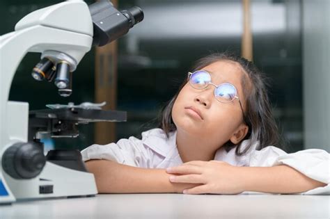 Premium Photo Girl Performing Scientific Experiment