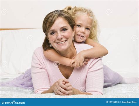 Madre E Hija Que Abrazan En Cama Imagen De Archivo Imagen De Alegre Muchacha